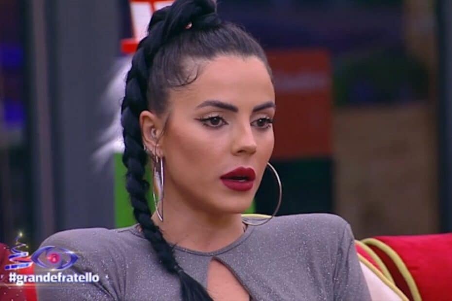 “Dai, che si nota”. Grande Fratello, critiche alla ‘nuova’ Shaila: “Le ...