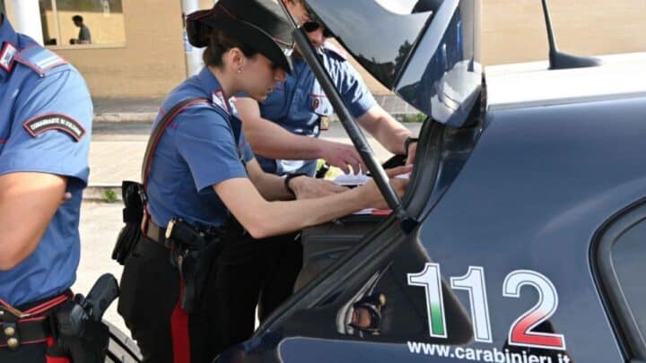 “Bimbo chiuso in auto sotto il sole”: intervengono i carabinieri e ...