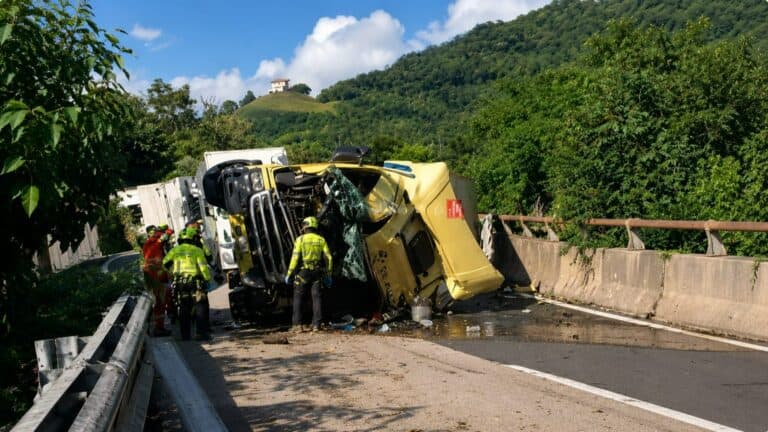 Incidente mortal*: strada chiusa totalmente al traffico - Notizie 24 ore
