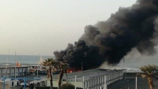 Terrore sulla spiaggia in Italia, va a fuoco tutto! È un inferno ...