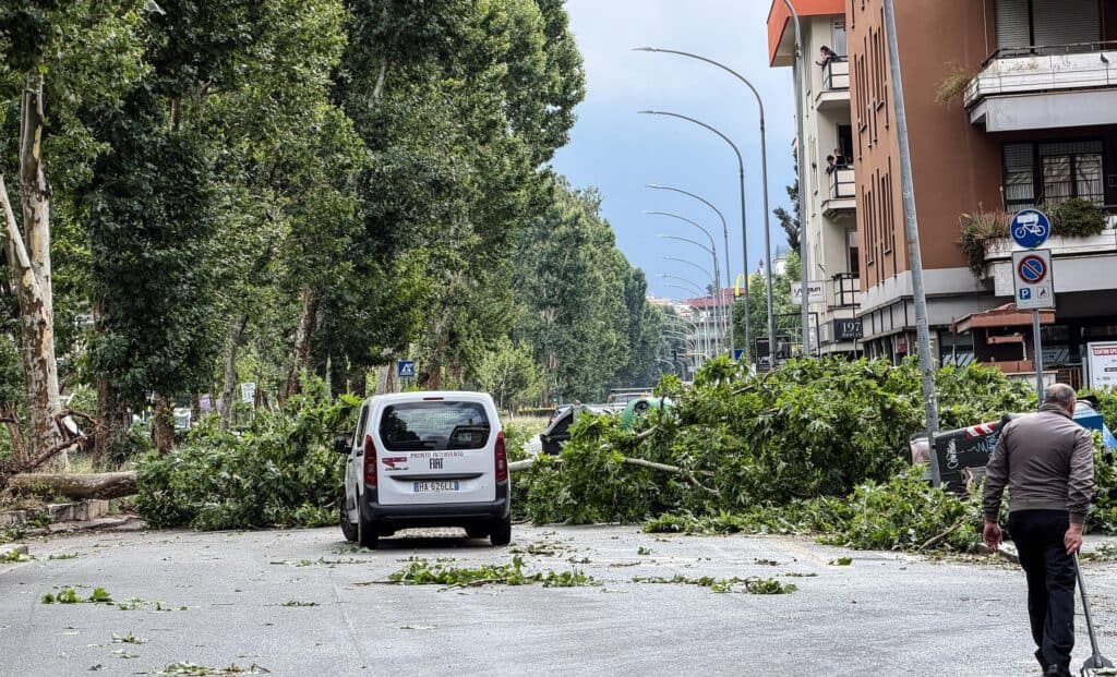 Tromba d’aria a Roma Nord: paura e danni nella Capitale - Notizie 24 ore