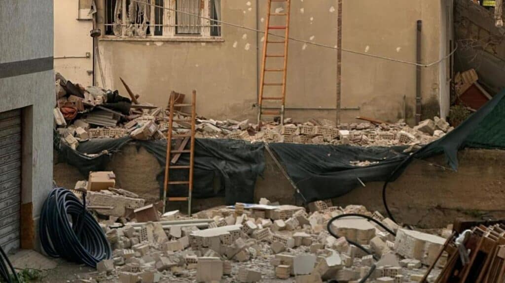 “Si cerca tra la macerie”. Crolla palazzina in Italia, un morto: ora il ...